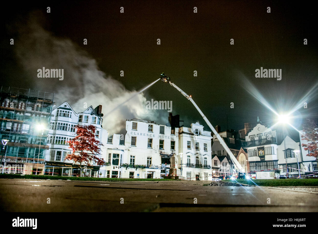 Exeter, Devon, UK. 29th October, 2016. Fire crews enter the third night ...