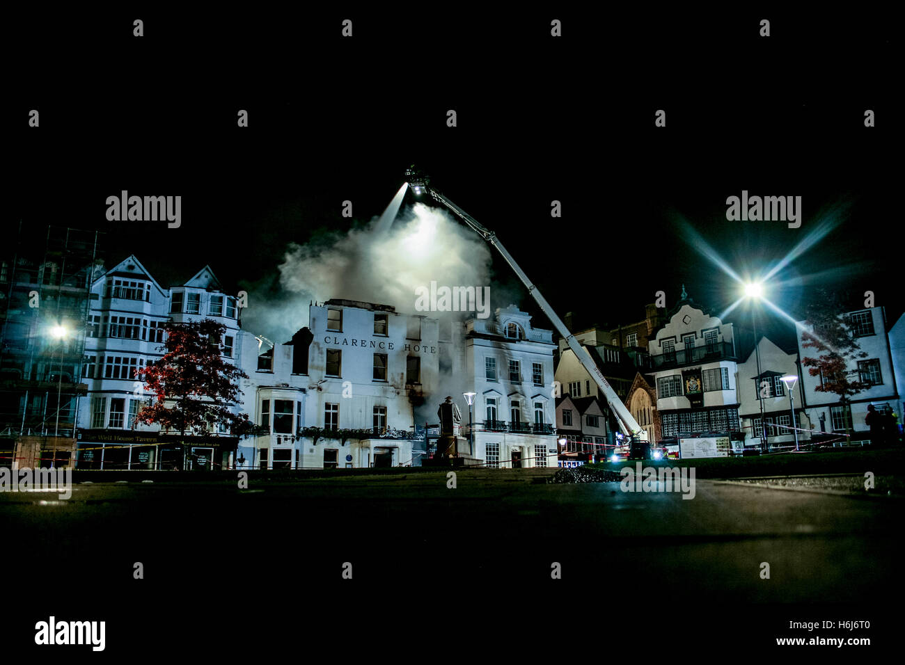 Exeter, Devon, UK. 29th October, 2016. Fire crews enter the third night ...