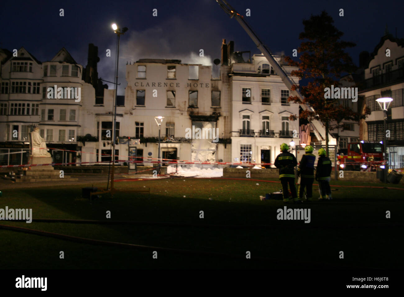 Exeter, Devon, UK. 29th October, 2016. Fire crews enter the third night ...