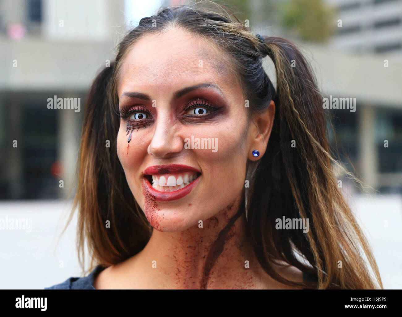 (161030) -- TORONTO, Oct. 30, 2016 (Xinhua) -- A participant dressed up ...