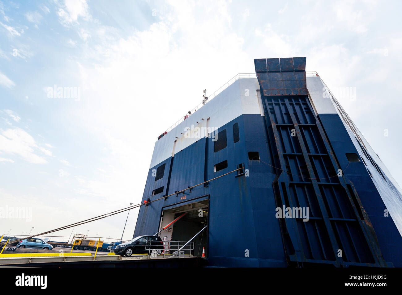 Cars loading onto ship hi-res stock photography and images - Alamy