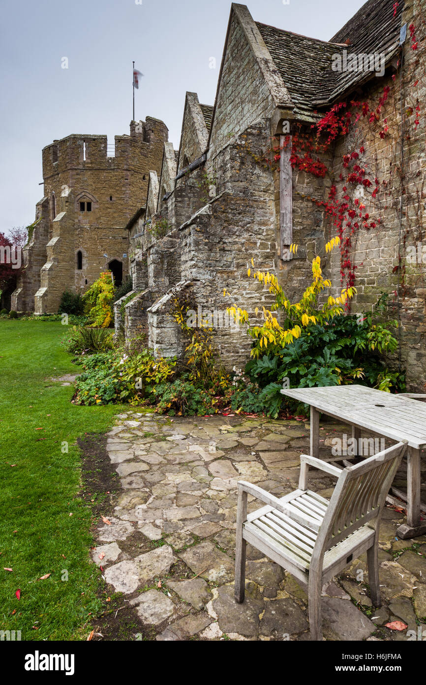 Medieval fortified manor stokesay castle hi-res stock photography and ...