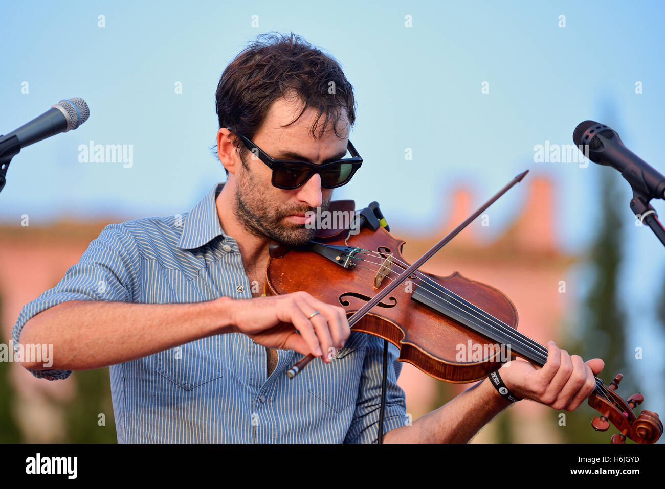 Modern musician hi-res stock photography and images - Alamy