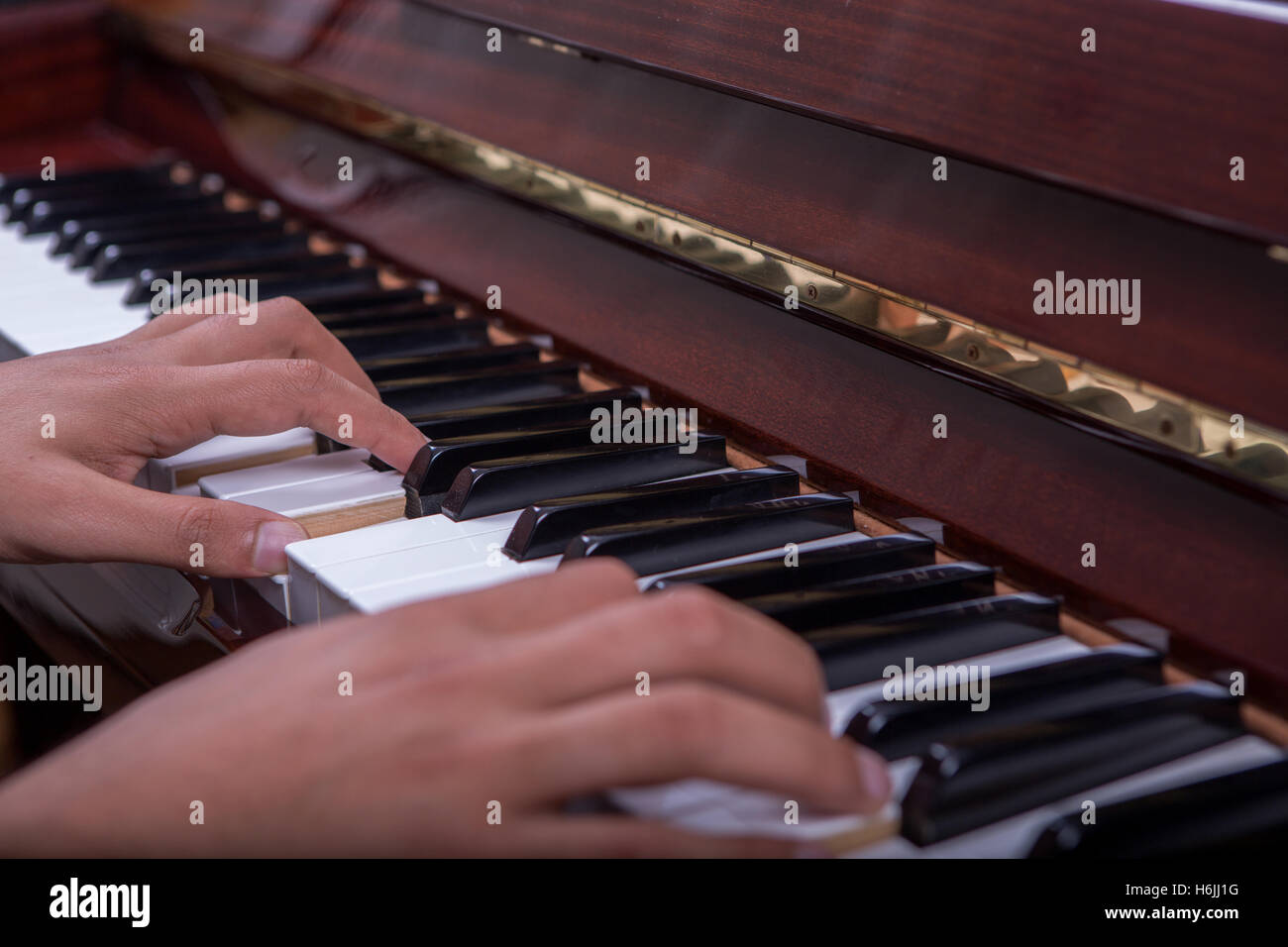 Piano keyboard asian hands hi-res stock photography and images - Alamy