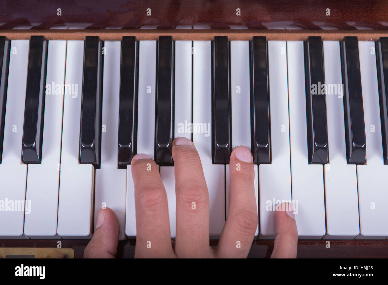 Man playing with right hand close up look one handed Stock Photo - Alamy