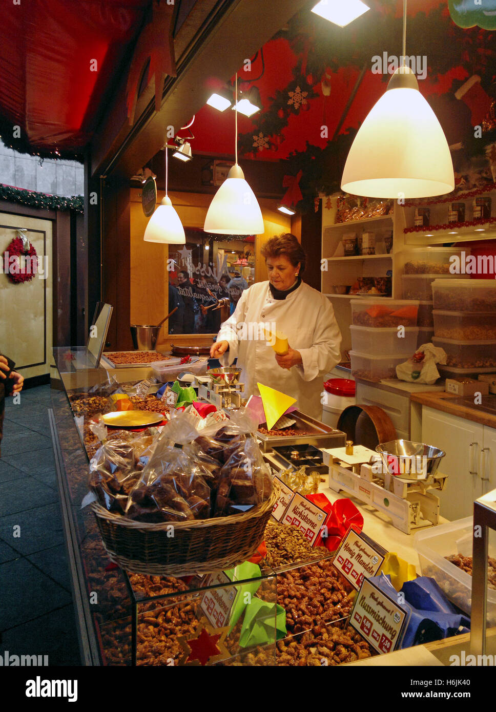 Christmas market stall nuts hi-res stock photography and images - Alamy