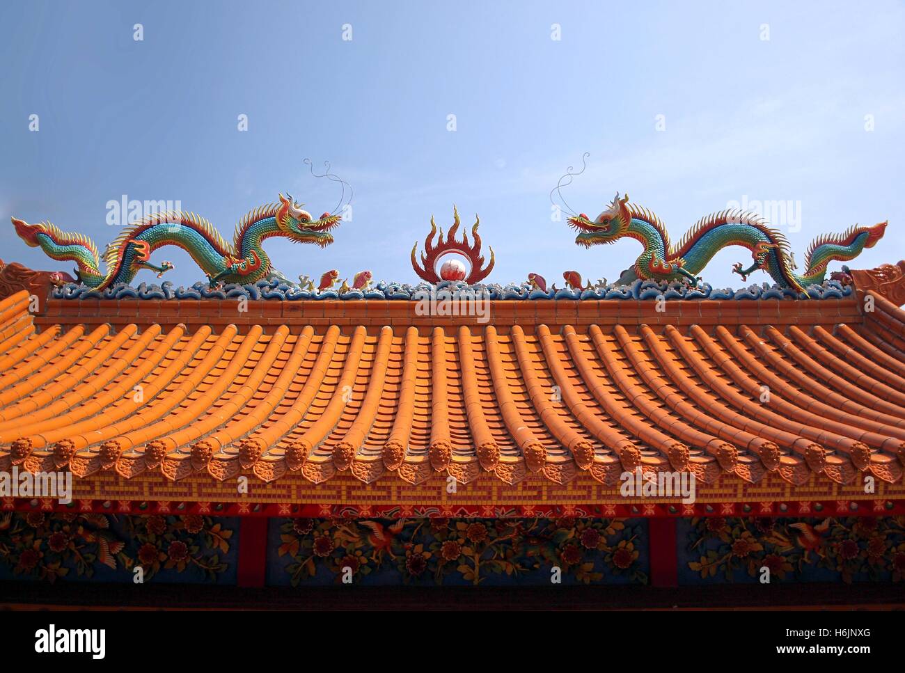 Two elaborate dragons decorate a Chinese temple roof Stock Photo - Alamy