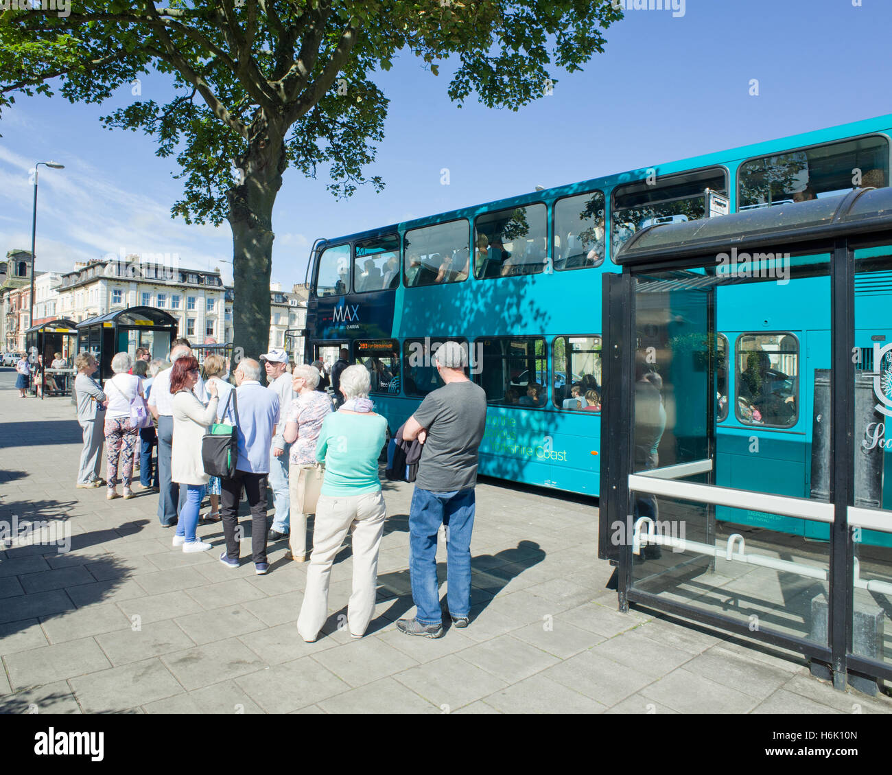 Bus stop queue hi-res stock photography and images - Alamy