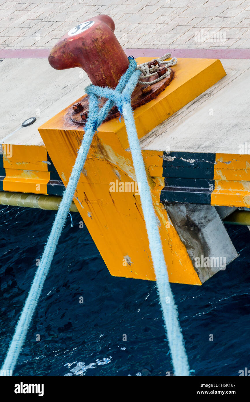 Blue ropes on red bollard hi-res stock photography and images - Alamy
