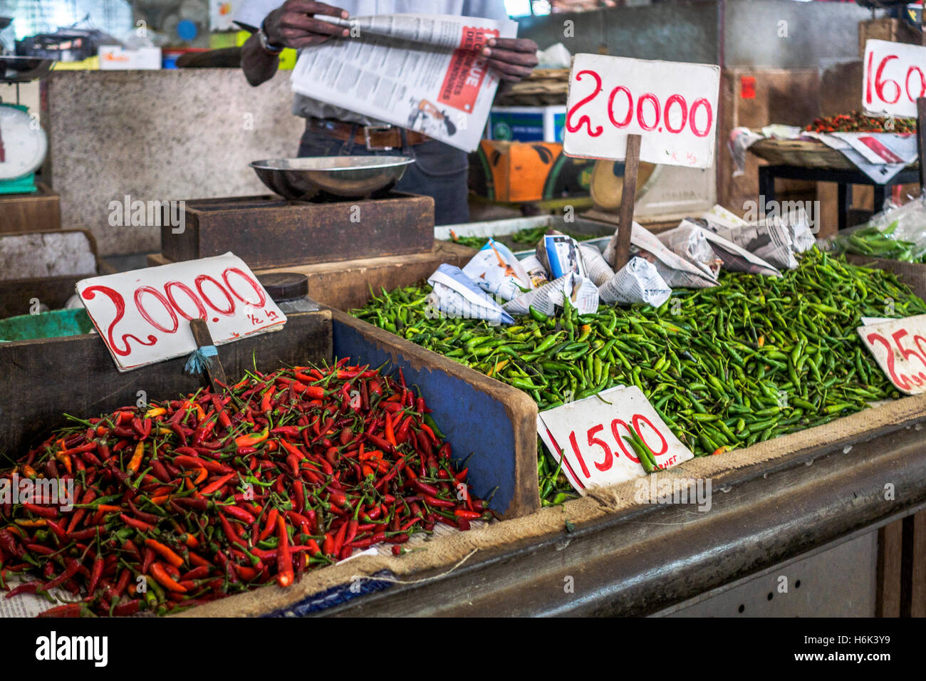Chillies on display at market hi-res stock photography and images - Alamy