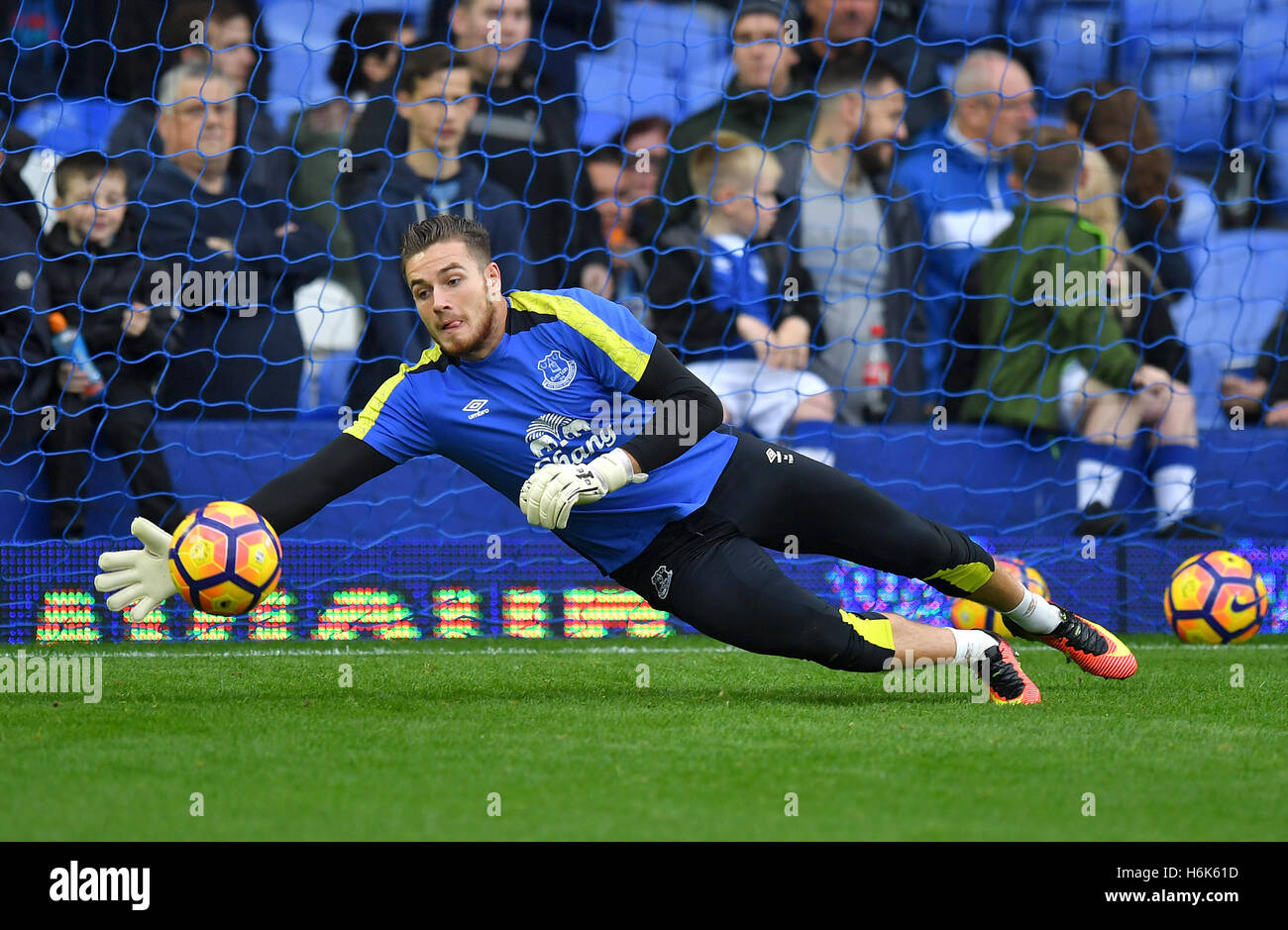 Everton goalkeeper Louis Gray Stock Photo - Alamy