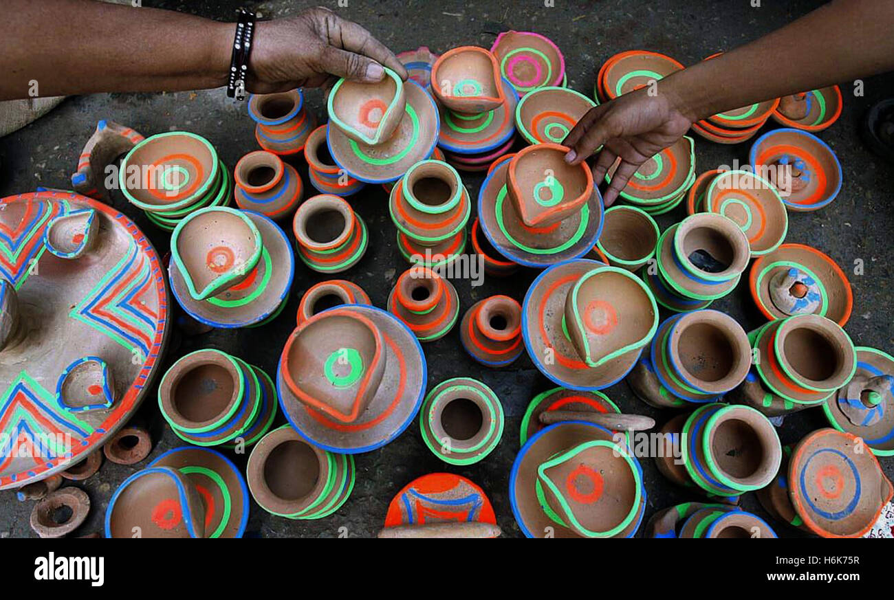 Lahore, Pakistan. 30th Oct, 2016. Pakistani Hindus family to take a ...