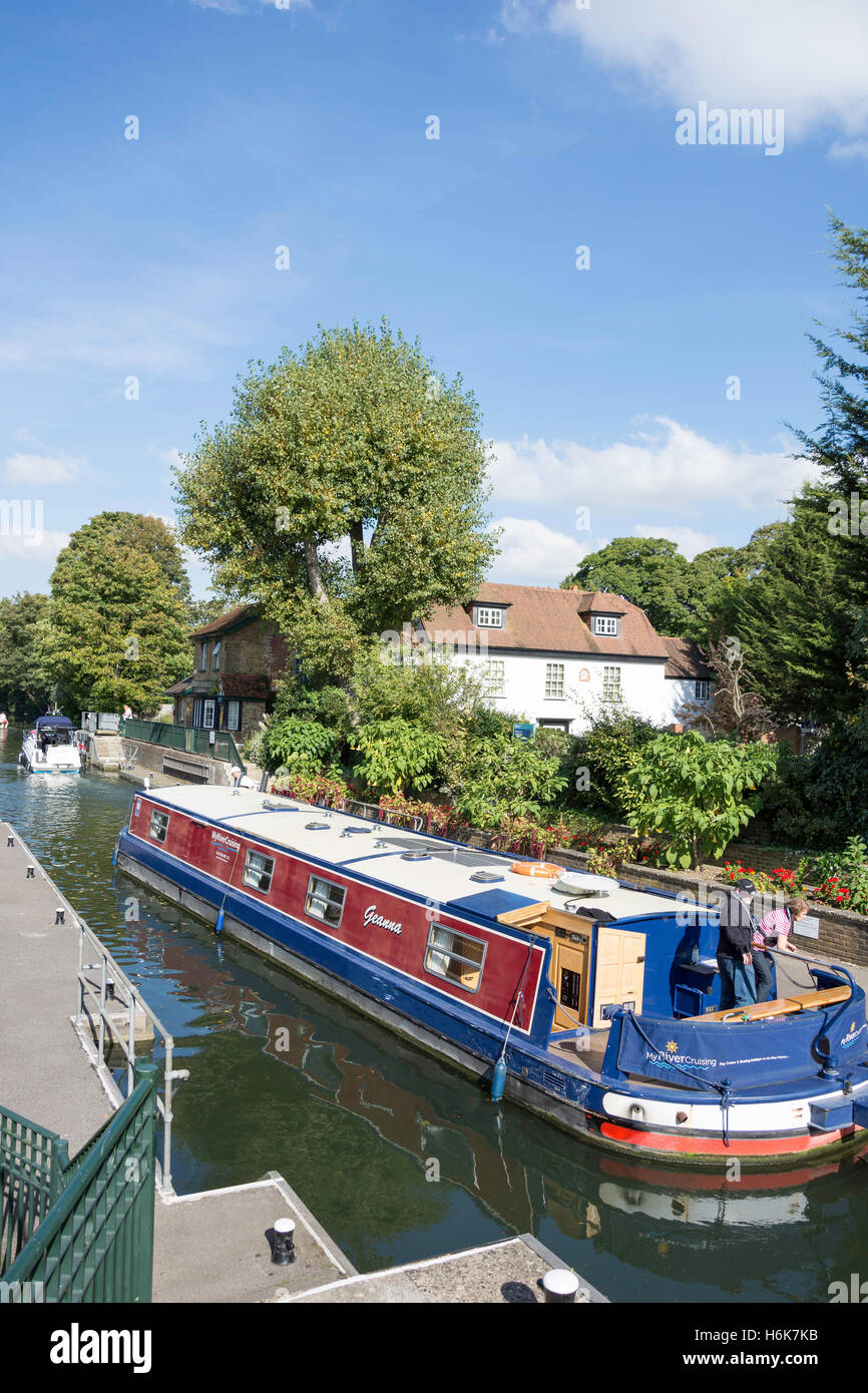 Canal boat leaving Boulter's Lock, River Thames, Maidenhead, Berkshire ...