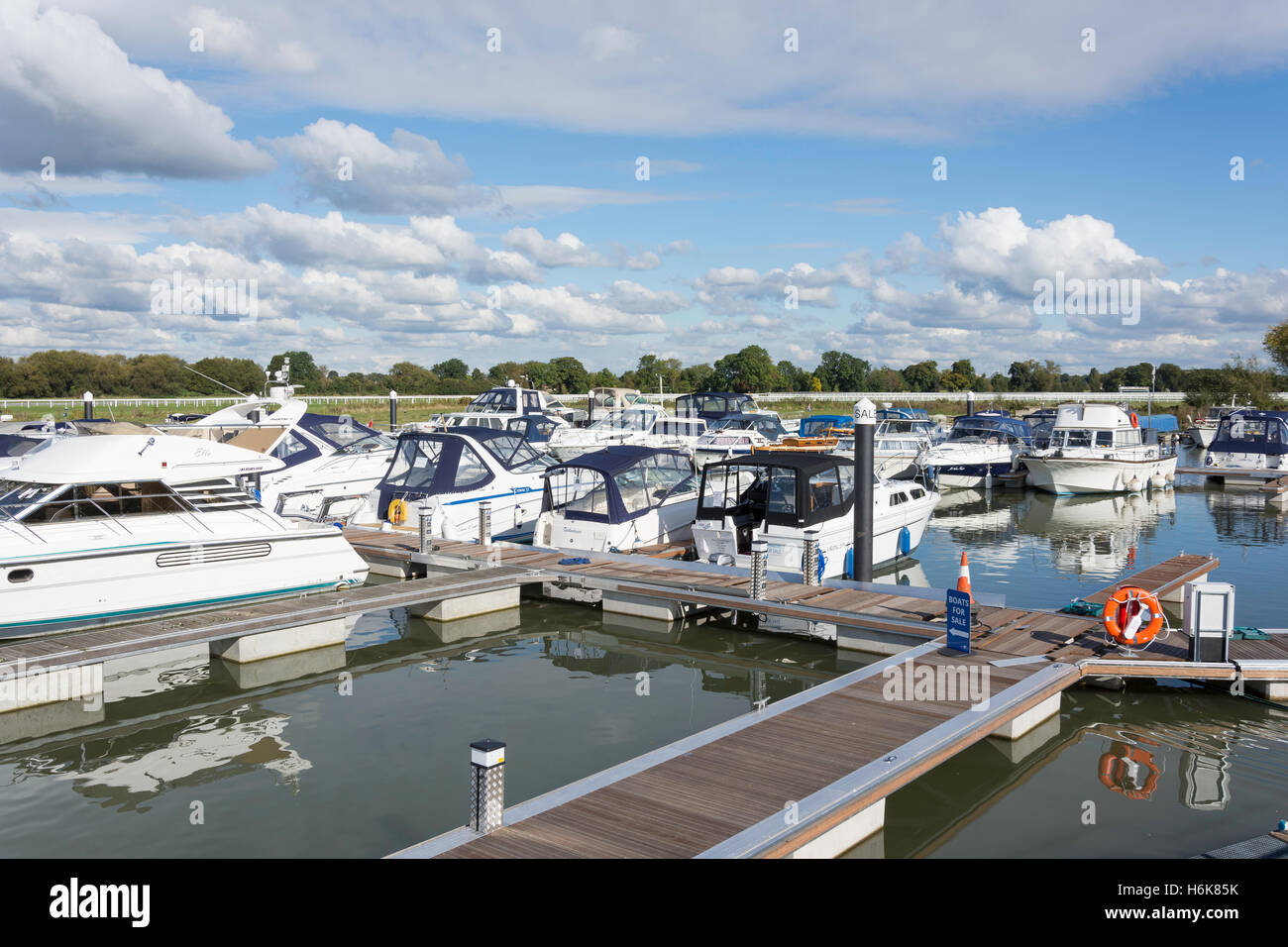 Windsor racecourse hi-res stock photography and images - Alamy