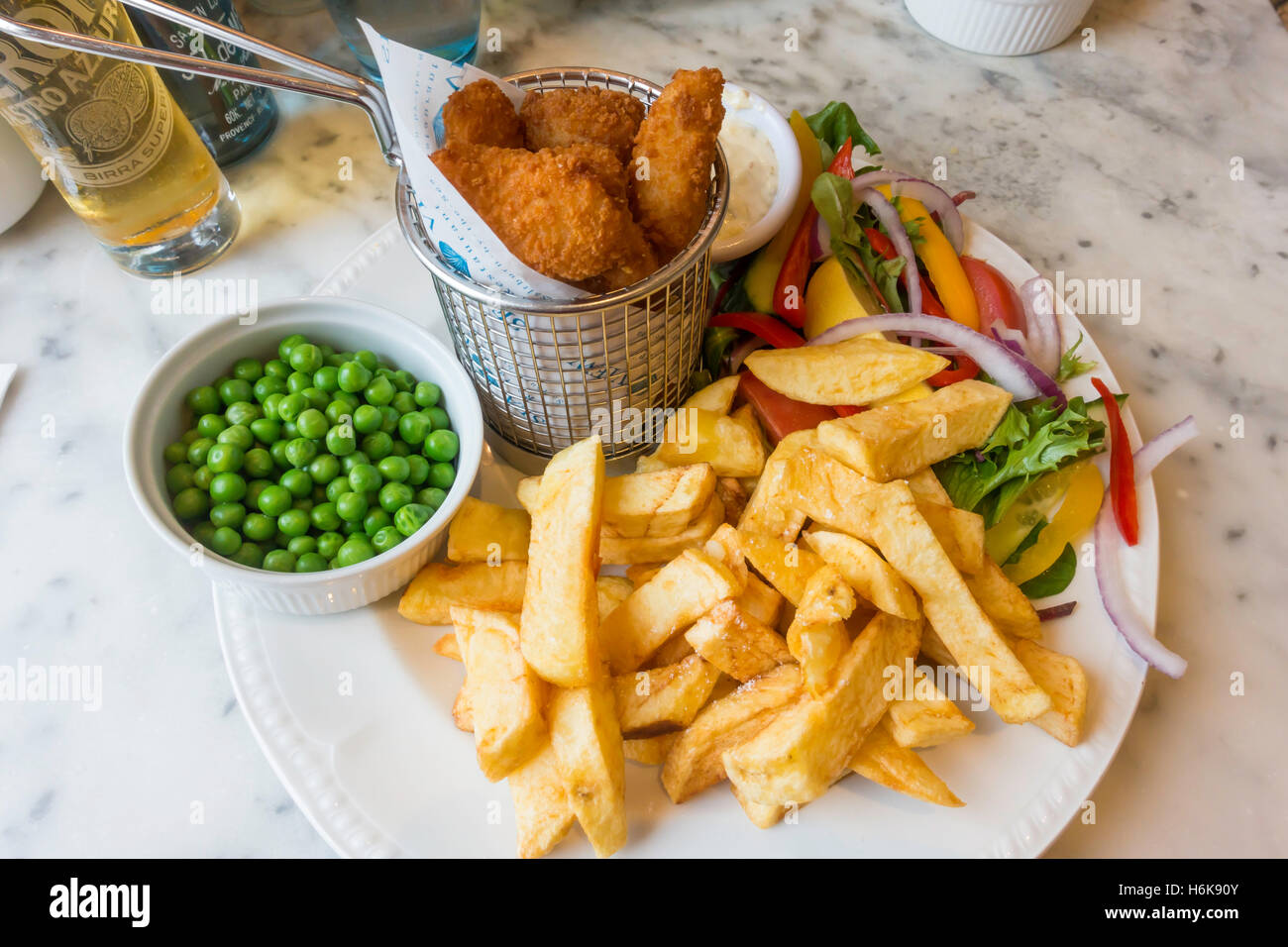 Scampi chips salad and peas hi-res stock photography and images - Alamy