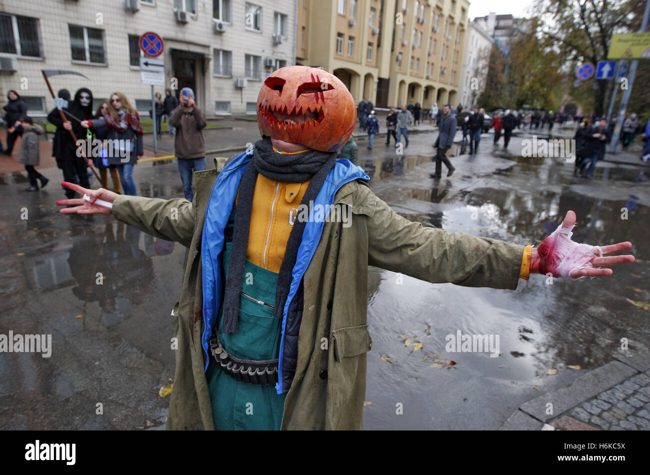 Kiev, Ukraine. 30th Oct, 2016. Ukrainians dressed and make-up like ...