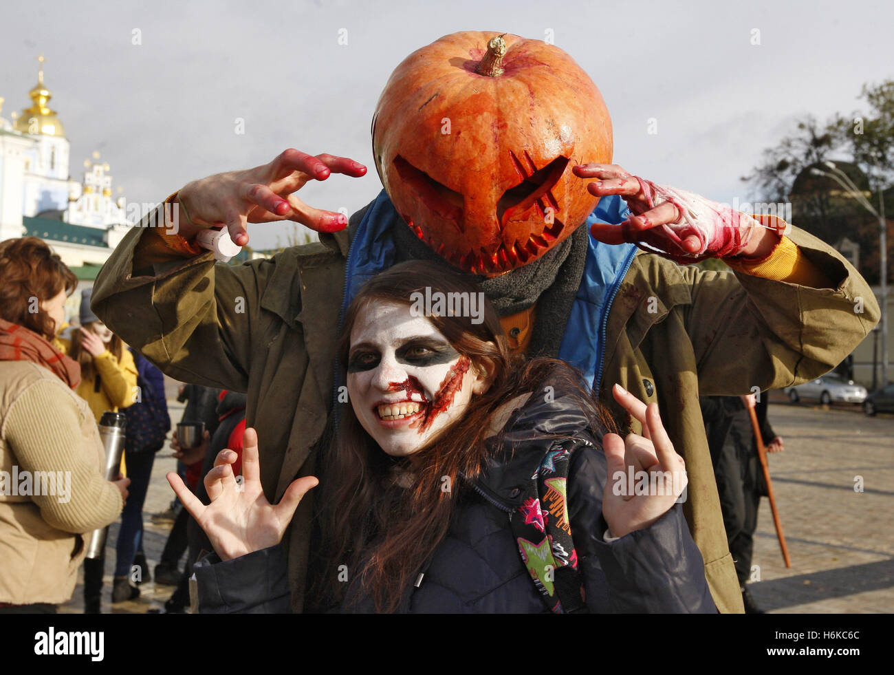 Kiev, Ukraine. 30th Oct, 2016. Ukrainians dressed and make-up like ...