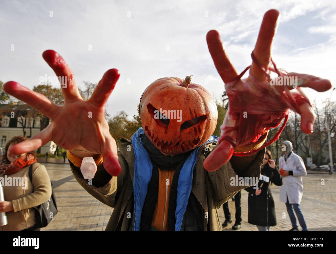 Kiev, Ukraine. 30th Oct, 2016. Ukrainians dressed and make-up like ...