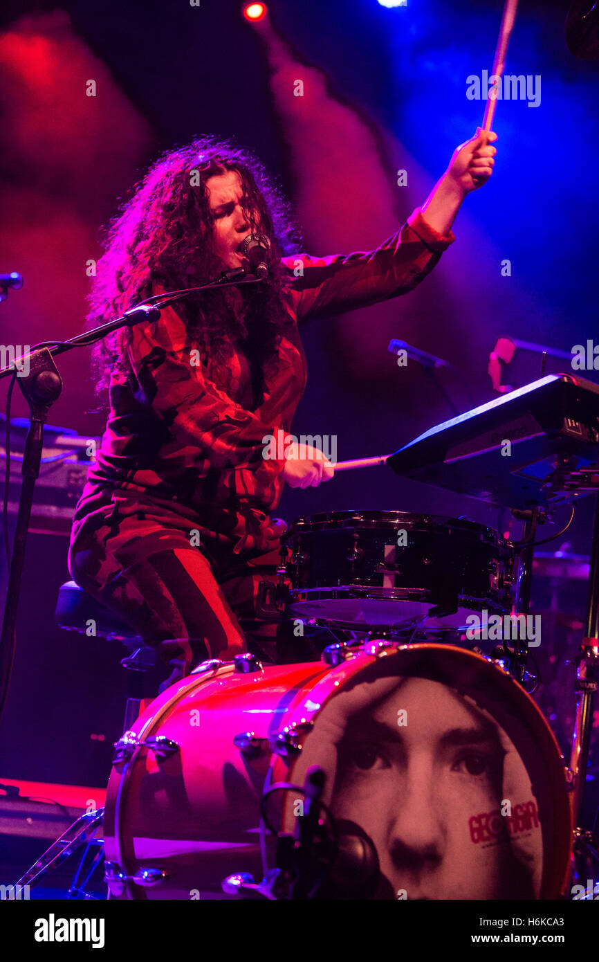 Drummer singer hi-res stock photography and images - Alamy