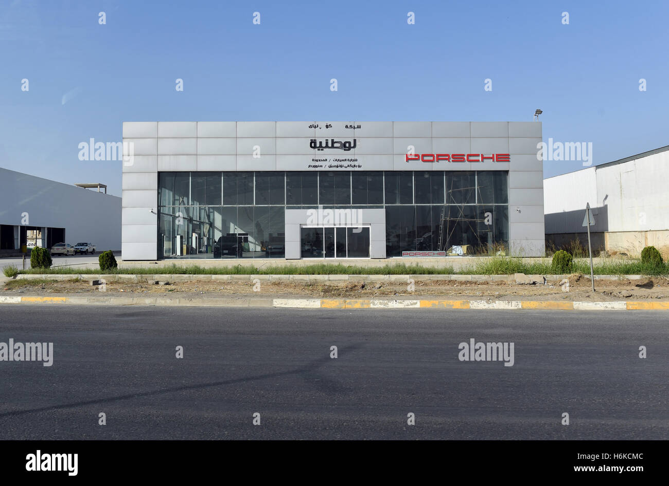 Erbil, Iraq. 18th Oct, 2016. A car dealer of German car manufacturer ...