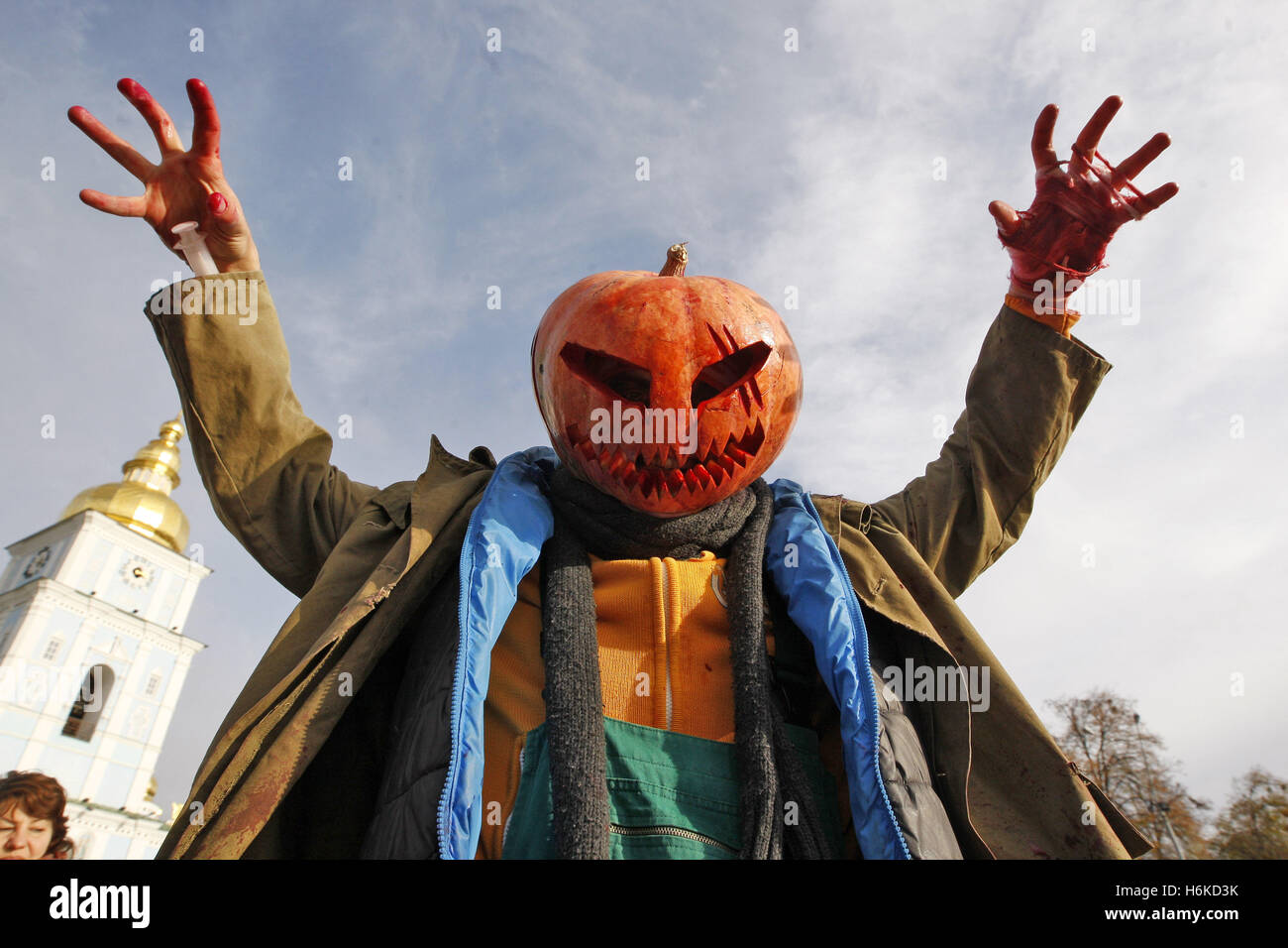 Kiev, Ukraine. 30th Oct, 2016. Ukrainians dressed and make-up like ...