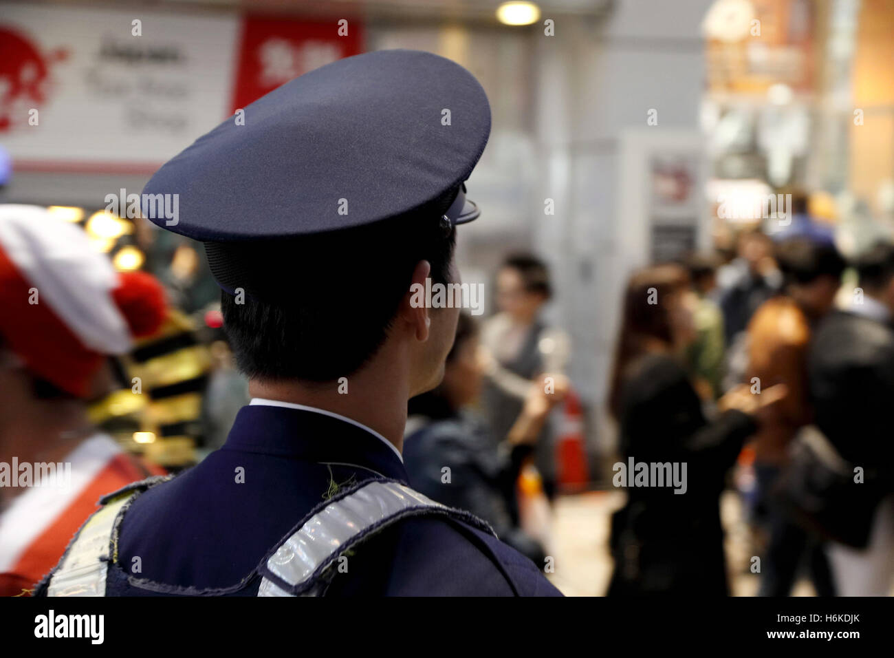 Tokyo Metropolitan Police restrains pedestrians access during Halloween ...