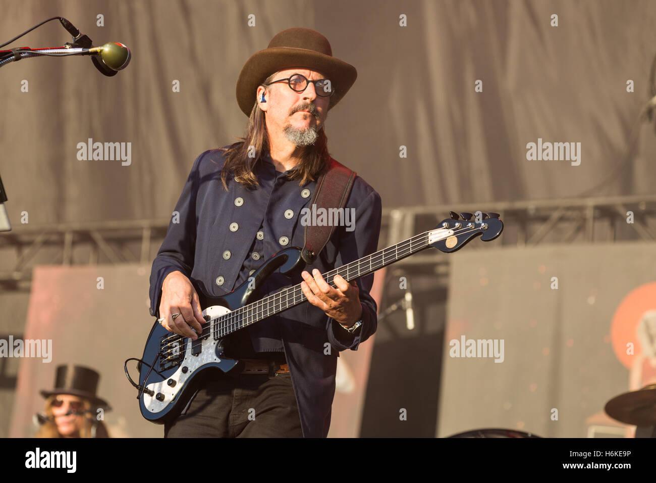 The claypool lennon delirium concert hi-res stock photography and ...