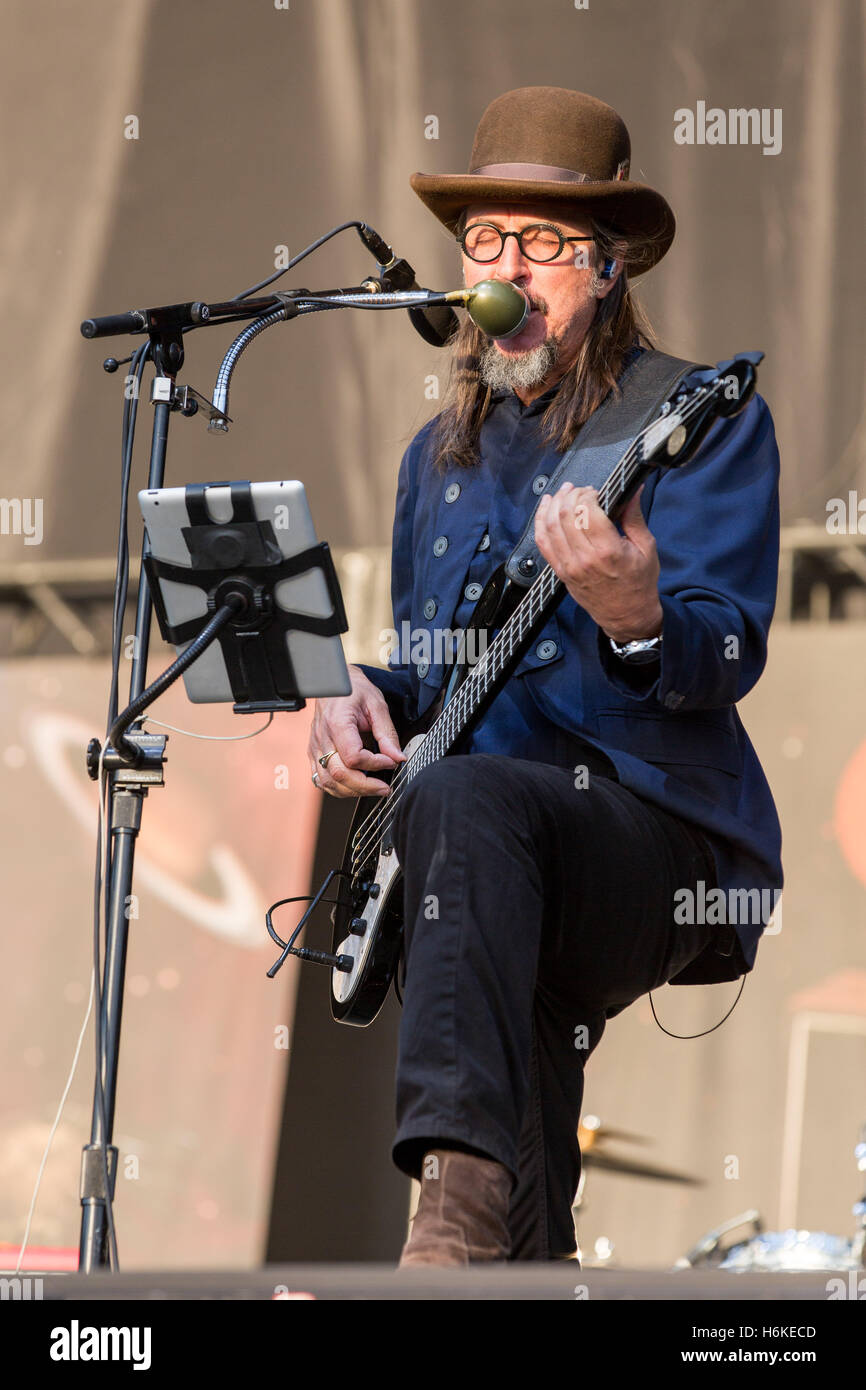 The claypool lennon delirium concert hi-res stock photography and ...