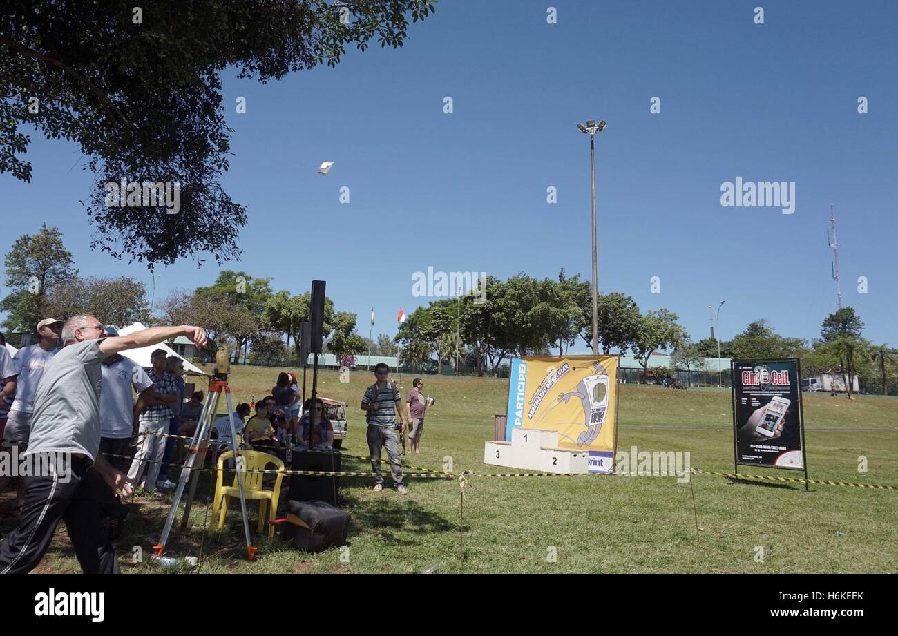 FOZ DO IGUAÇU, PR - 30.10.2016: MOBILE PHONE THROWING CHAMPIONSHIP - It ...