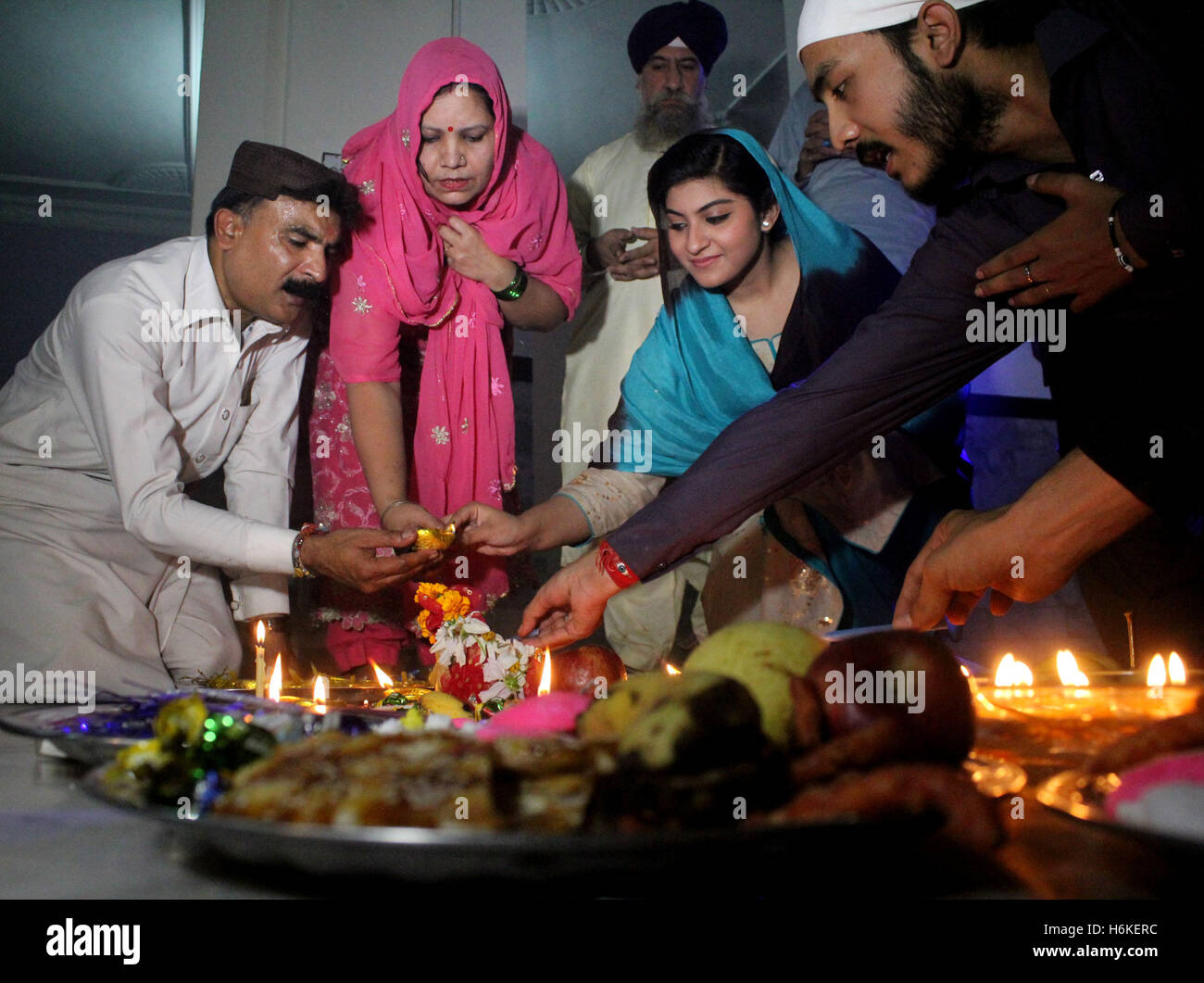 Peshawar, Festival of Lights. 30th Oct, 2016. Pakistani Hindus light ...
