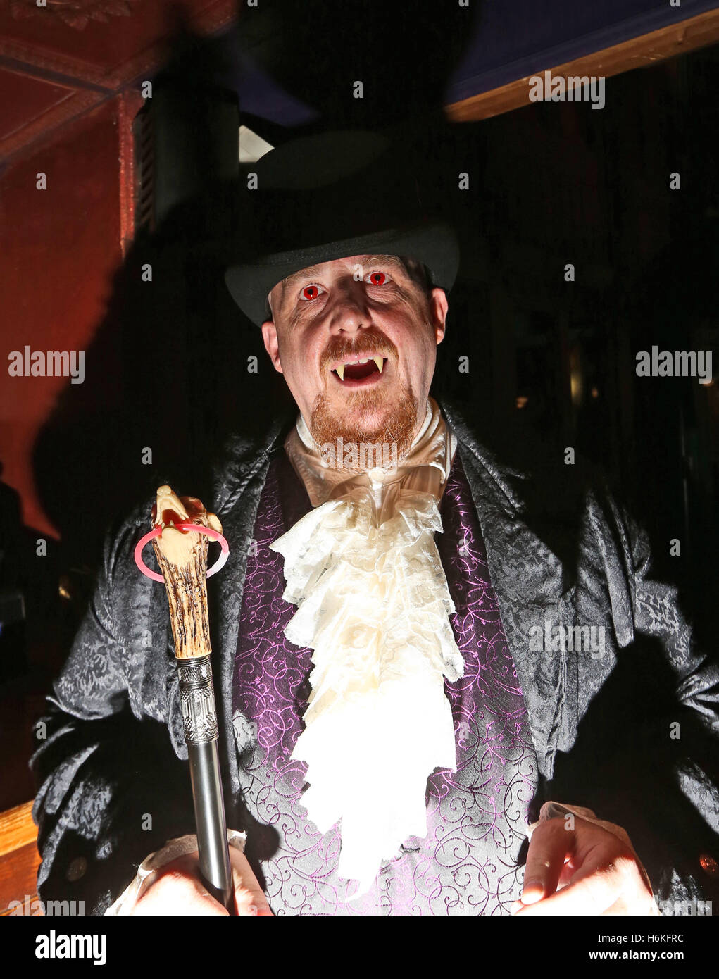 Manchester, UK. 30th Oct, 2016. A man dressed like Count Dracula ...