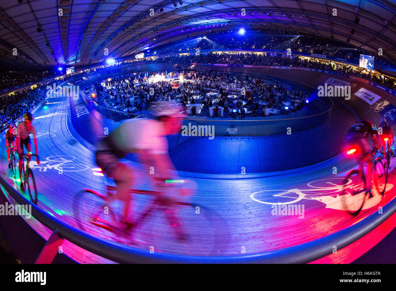 Cyclists in action in the velodrome hi-res stock photography and images ...