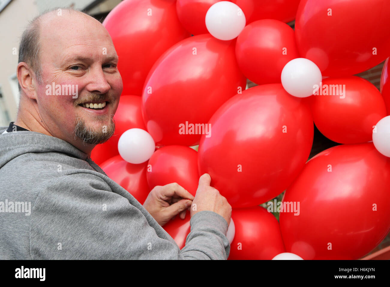 Bremen, Germany. 12th Oct, 2016. Balloon artist Thomas Hinte aka. Tom ...