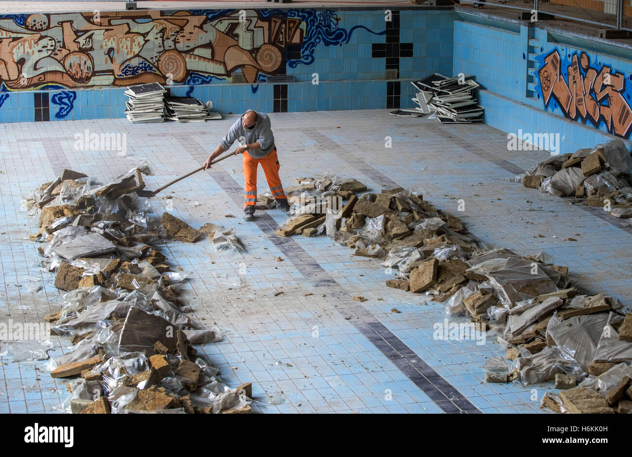 25m swimming pool hi-res stock photography and images - Alamy