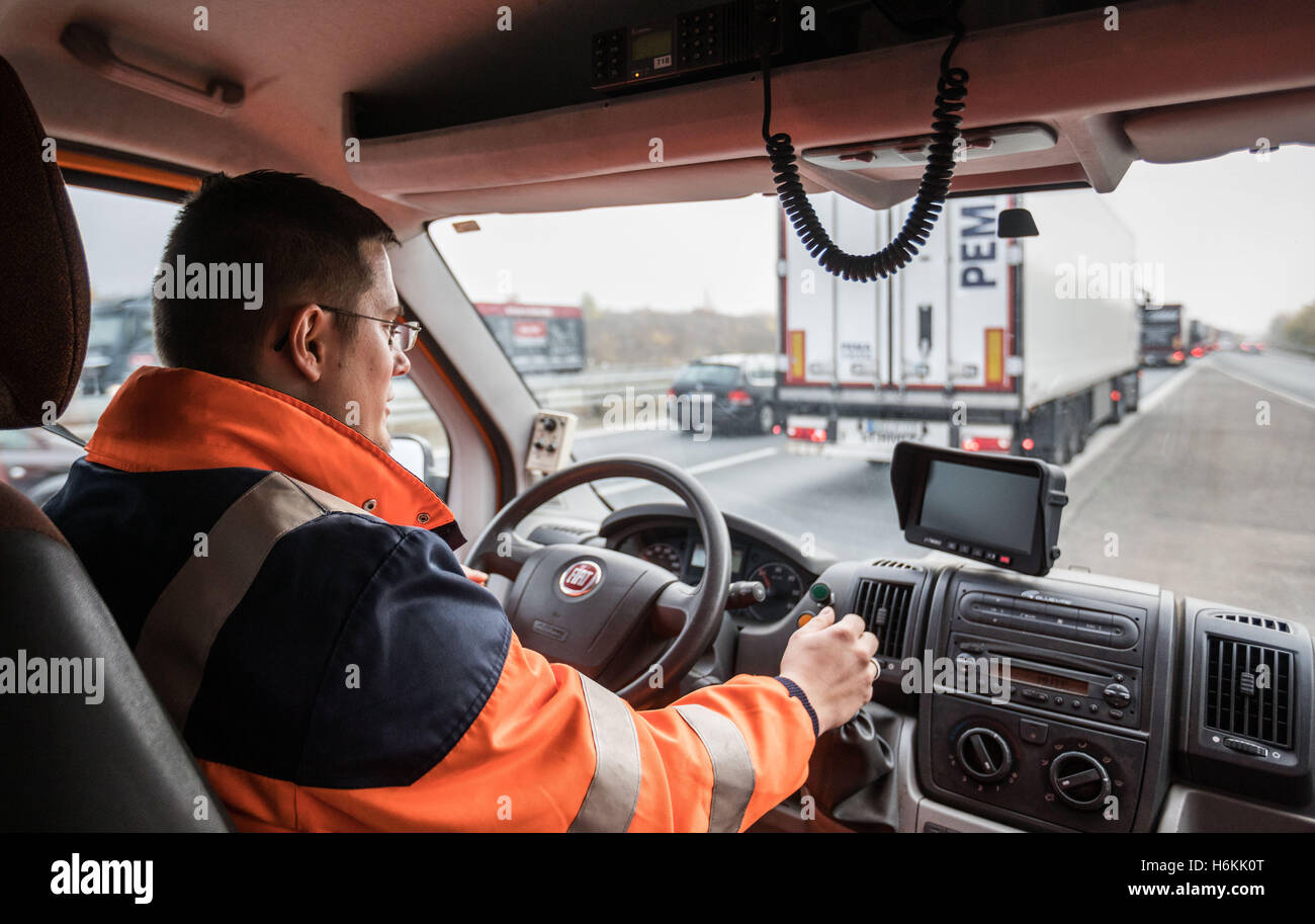 Giessen, Germany. 17th Oct, 2016. Road maintenance worker Brian Zutz ...