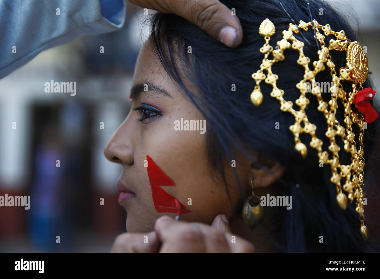 Kathmandu, Nepal. 31st Oct, 2016. A Nepalese girl wearing traditional ...