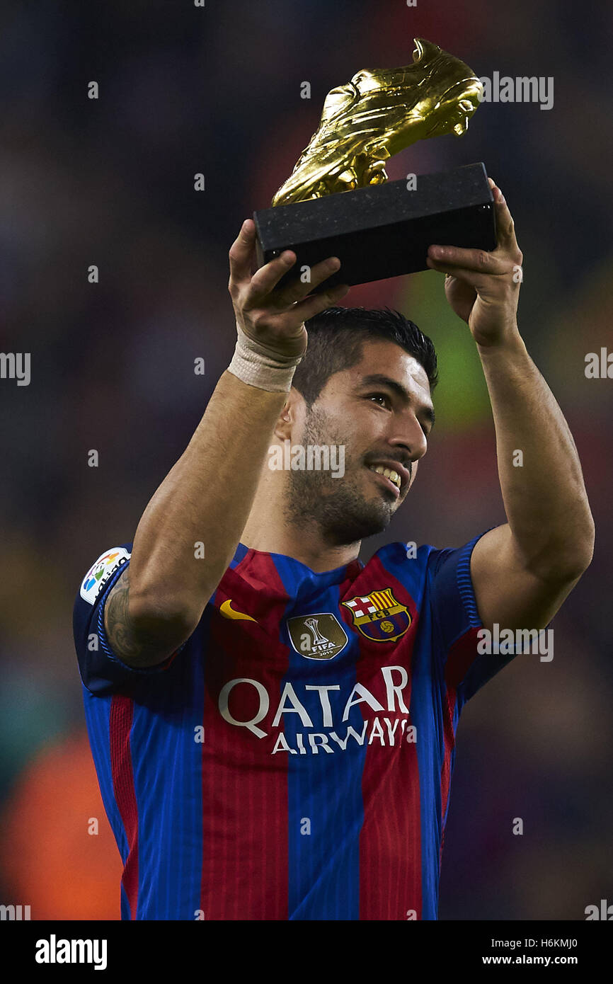 Barcelona, Spain. 29th Oct, 2016. Luis Suarez (FC Barcelona) shows The ...