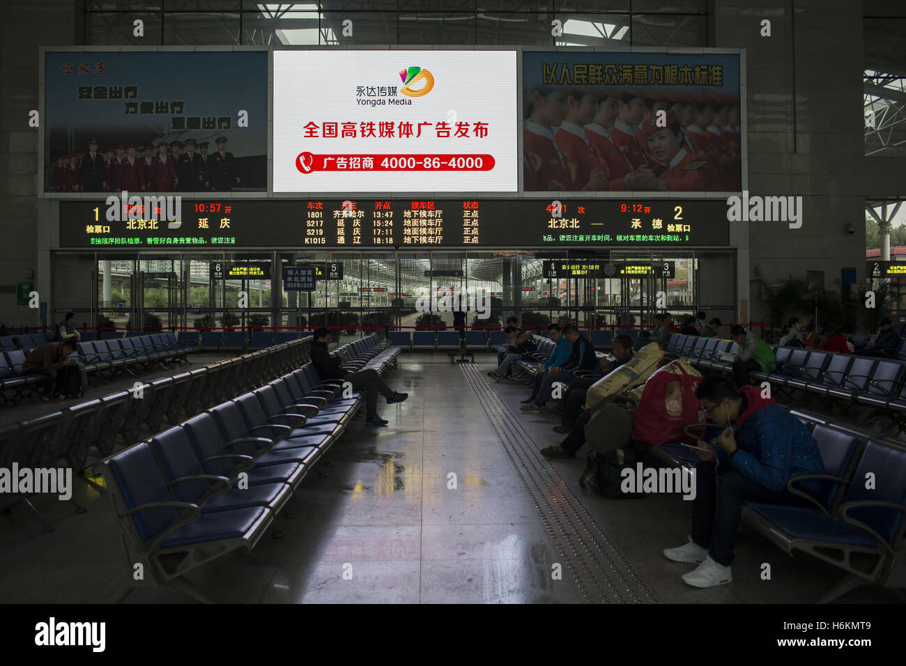 October 27, 2016 - Beijing, china - Passengers are waiting to aboard ...