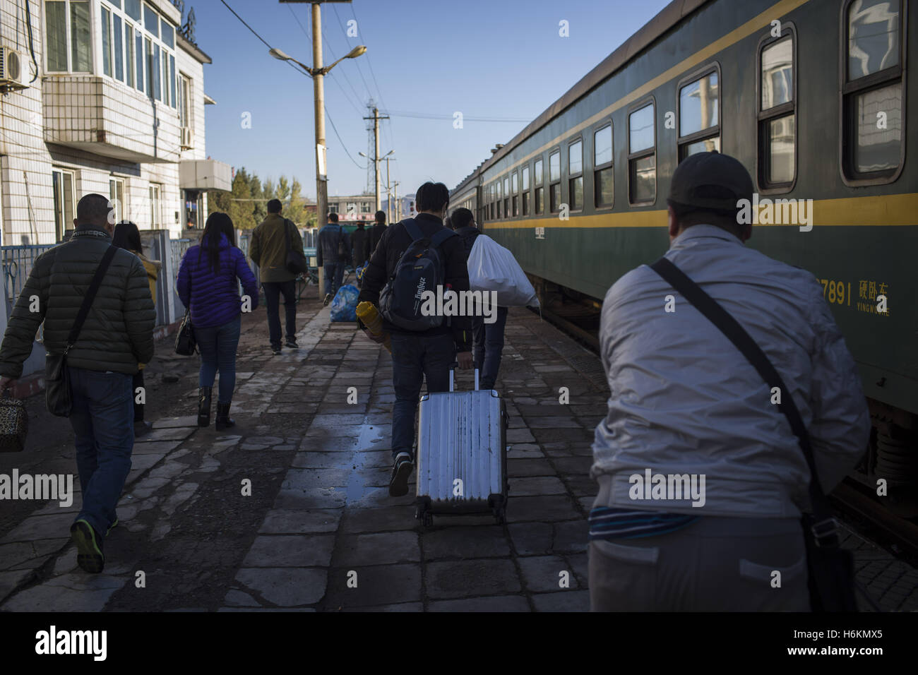 October 28, 2016 - Beijing, china - Passengers get on the green train ...