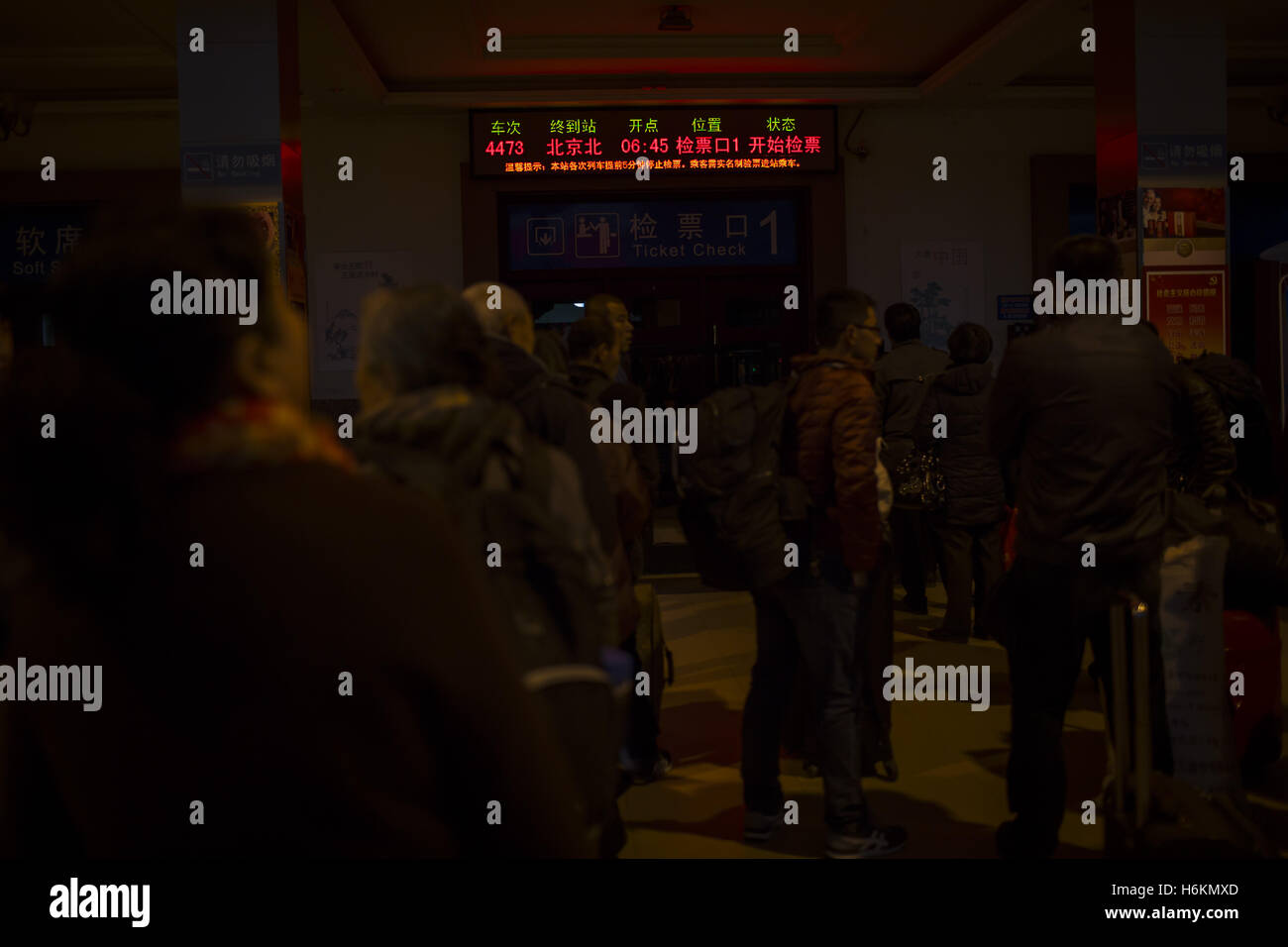 October 28, 2016 - Beijing, china - Passengers are waiting to aboard ...