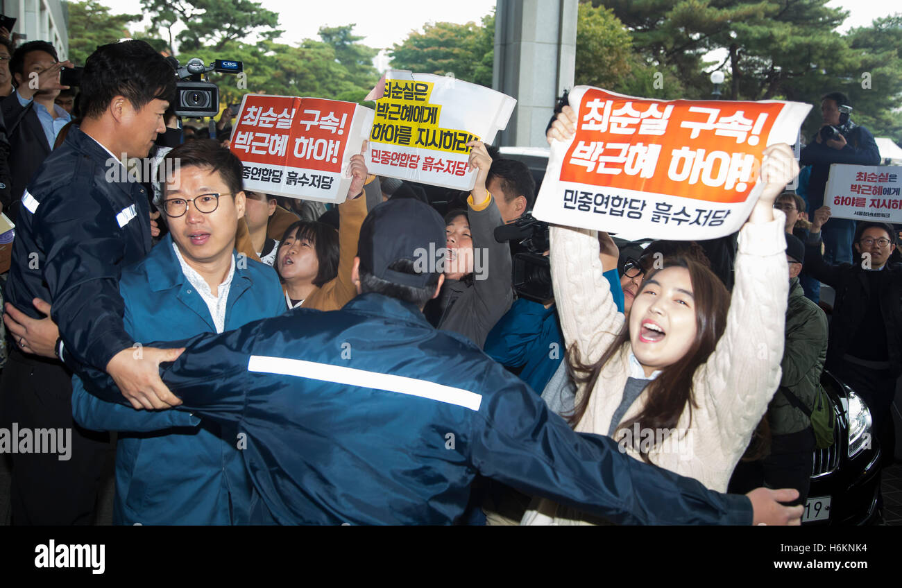 Choi Soon-sil, Oct 31, 2016 : Protesters shout slogans as Choi Soon-sil ...