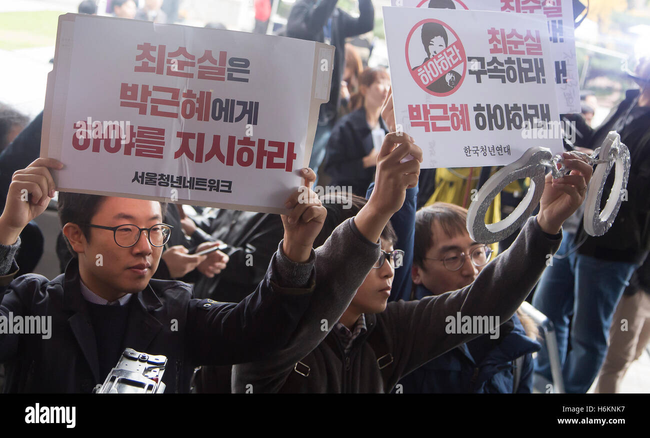 Choi Soon-sil, Oct 31, 2016 : Protesters hold signs as Choi Soon-sil ...