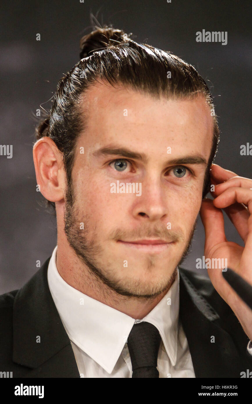 Gareth bale signs for real madrid hi-res stock photography and images ...