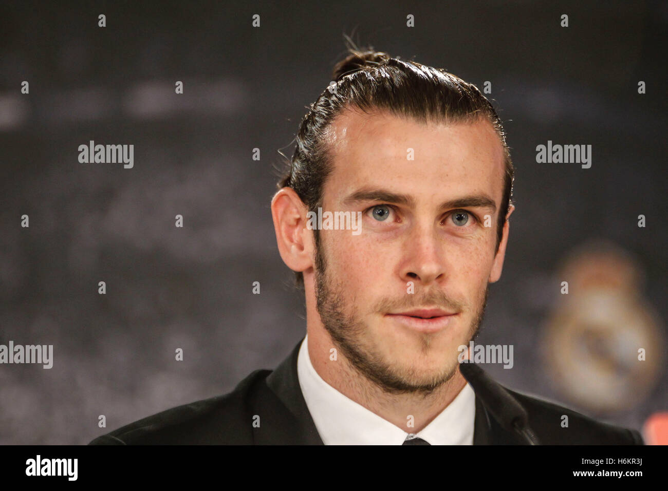 Gareth bale signs for real madrid hi-res stock photography and images ...