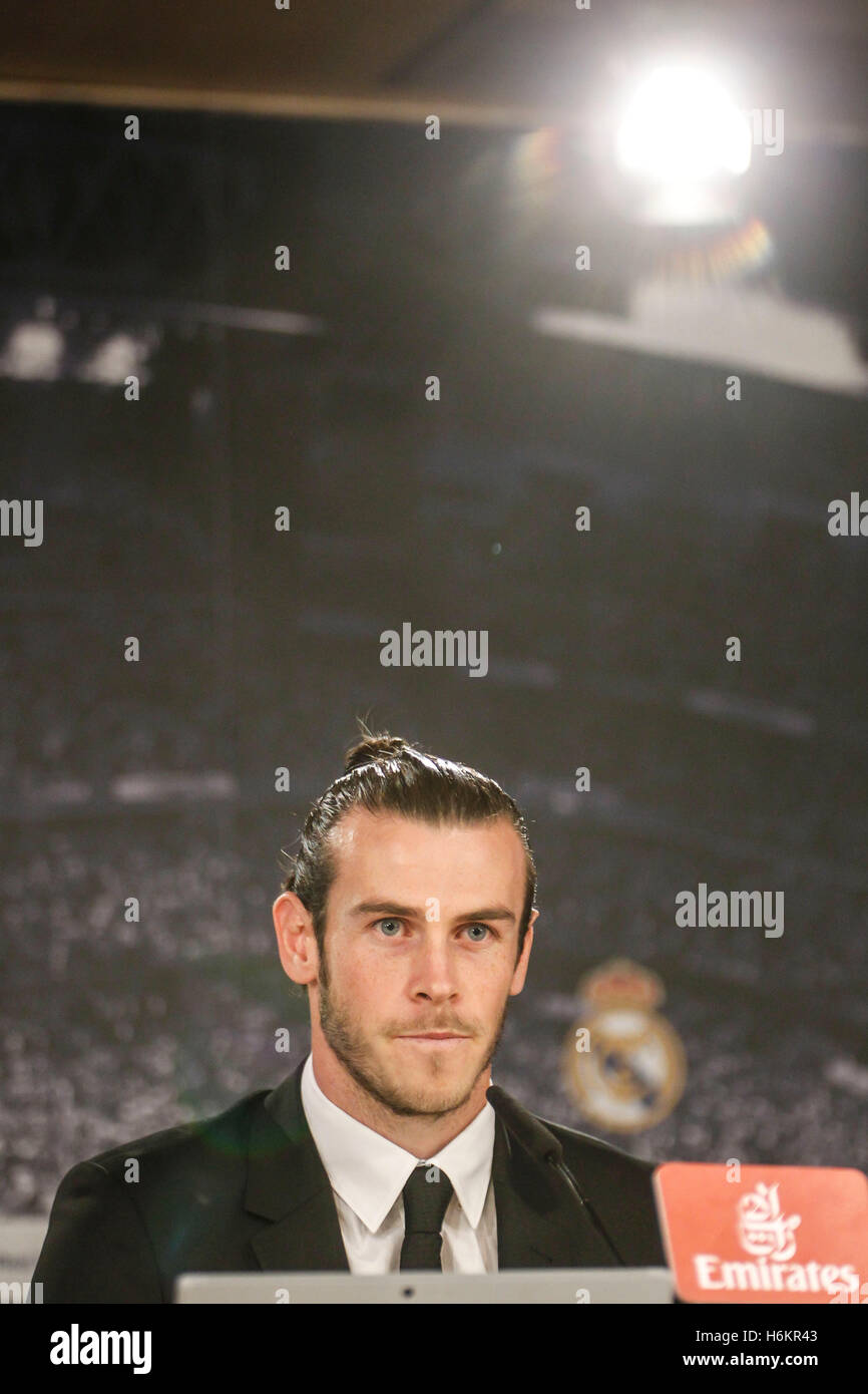 Madrid, Spain. 31st October, 2016. Gareth Bale signs a contract ...
