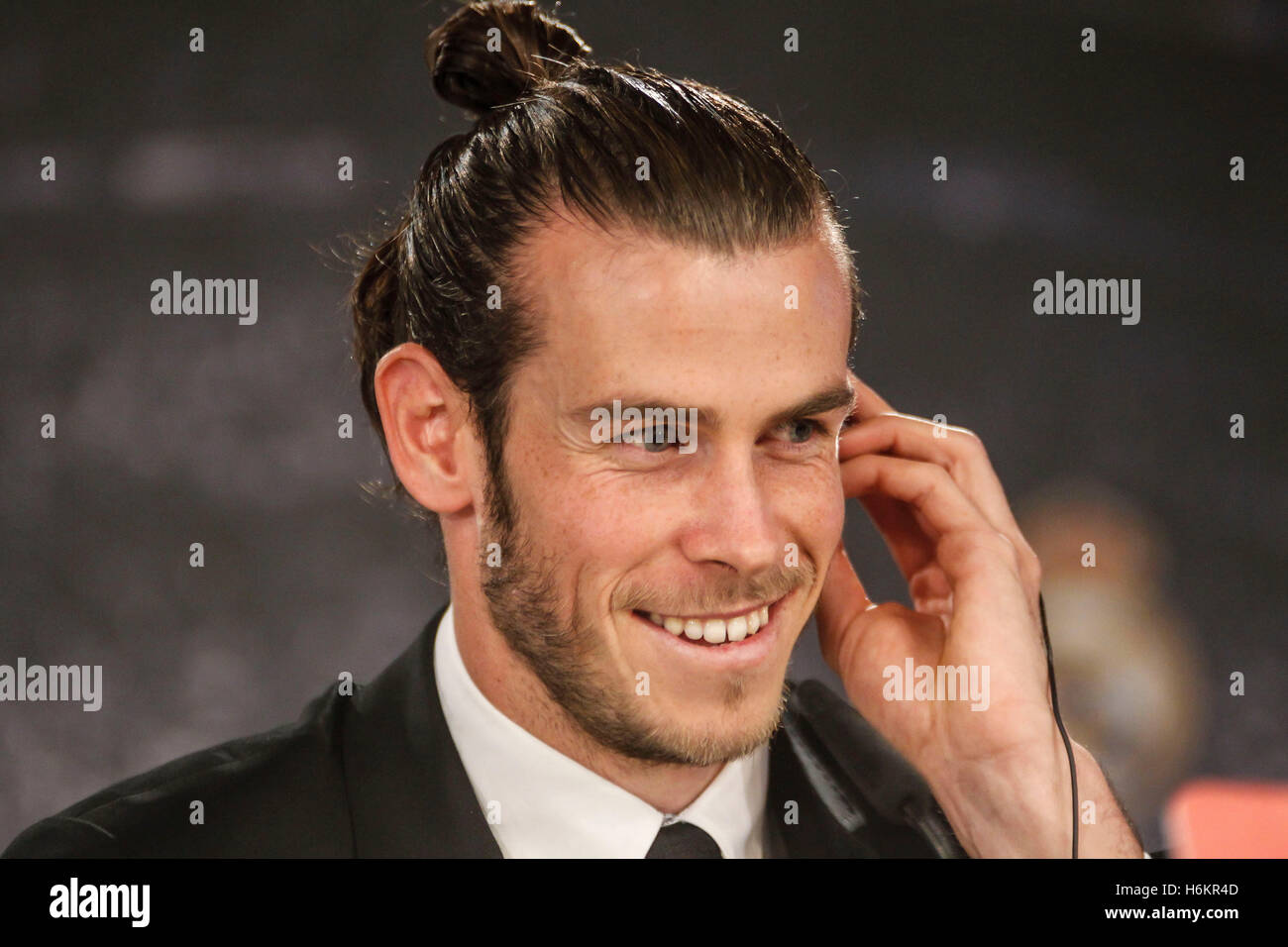Gareth bale signs for real madrid hi-res stock photography and images ...