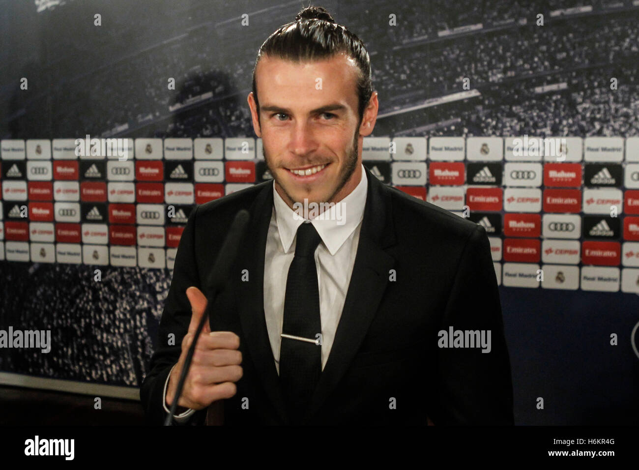 Gareth bale signs for real madrid hi-res stock photography and images ...