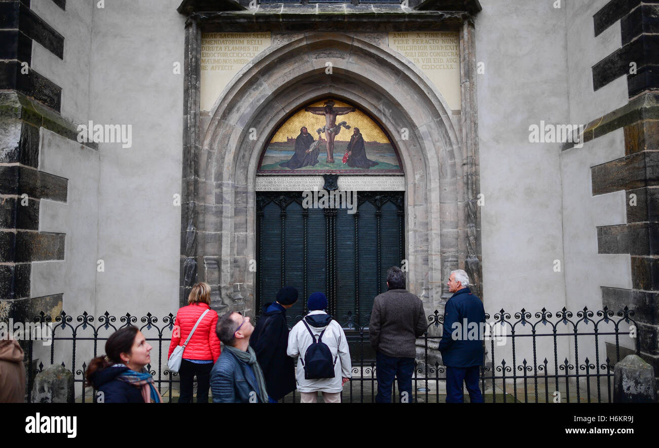Wittenberg, Germany. 31st Oct, 2016. Visitors standing in front of the ...