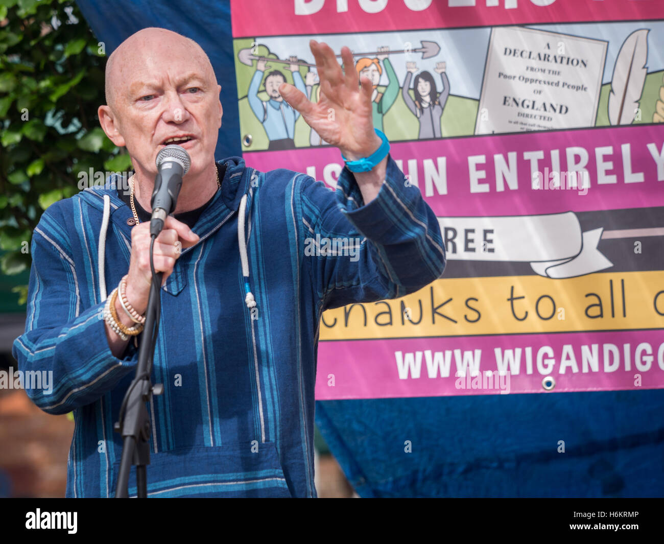 People reciting poetry hi-res stock photography and images - Alamy