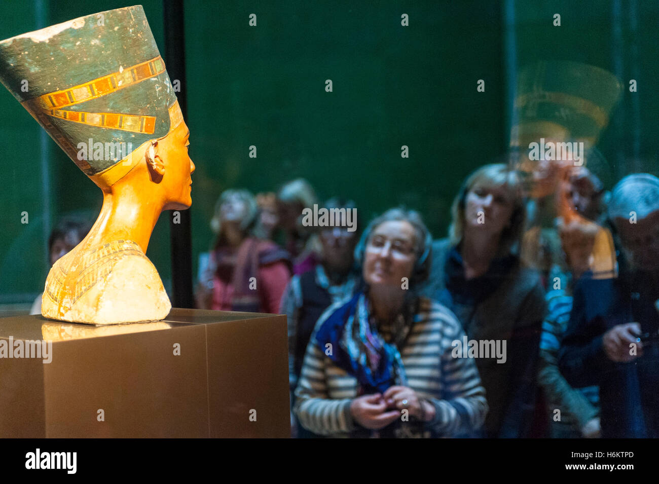 Nefertiti statue hi-res stock photography and images - Alamy